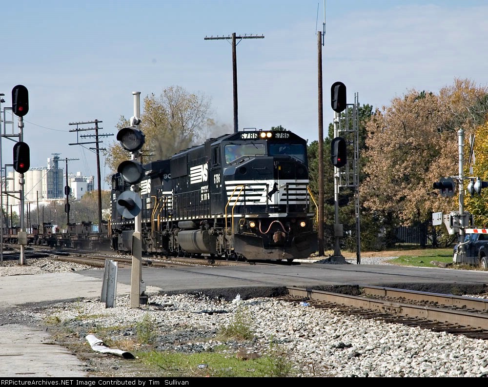 NS 6786 and train crosses the diamond e/b